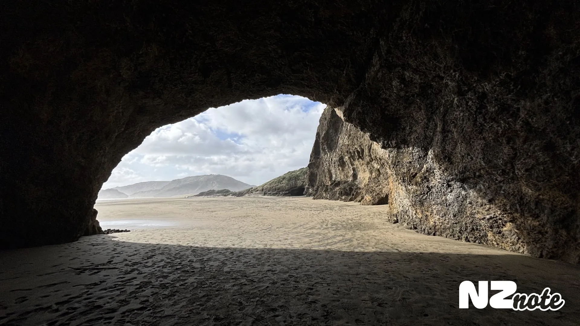 強風で砂まみれでも神秘的なTe Henga (Bethells Beach)を歩いてみた - NZnote